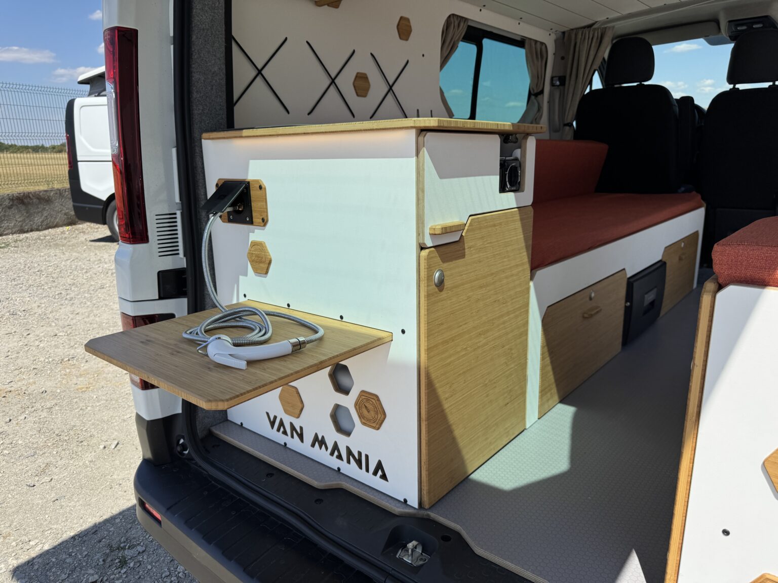 Location van aménagé, fourgon et campervan à Lyon (Saint Didier sur ...